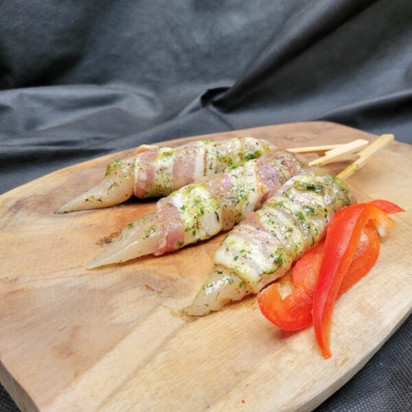 BBQ pakket: 10 kip schaslicks, 10 kip op stok pesto, 20 kip saté en 10 ...